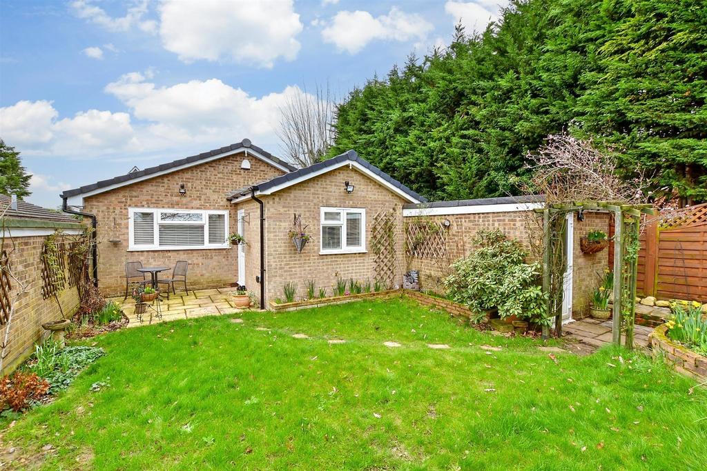 Worcester Close, Istead Rise, Kent 2 bed detached bungalow for sale - £ ...