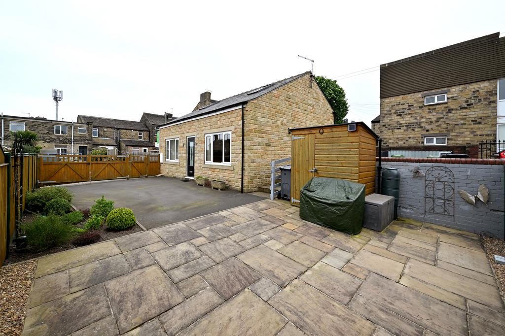 Baker Street, Lindley, Huddersfield... 3 bed bungalow - £200,000