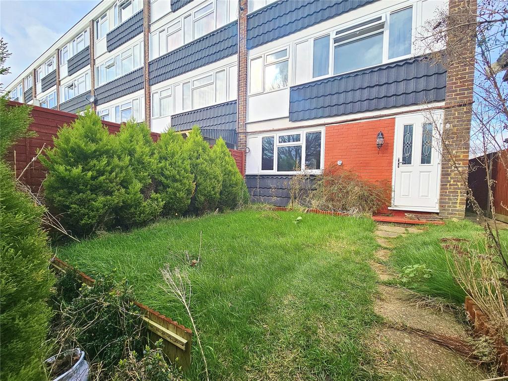 Priors Croft, Woking, Surrey, GU22 2 bed maisonette - £1,450 pcm (£335 pw)