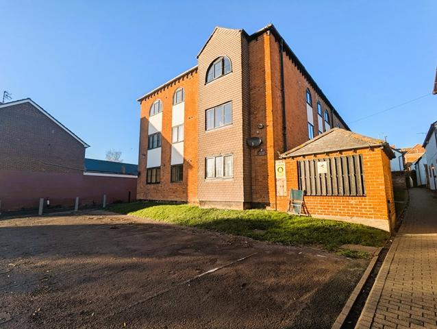 Chapel House, Swilgate Road, Tewkesbury 2 bed flat - £775 pcm (£179 pw)