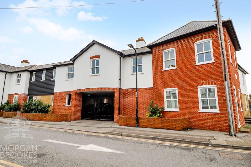 High Street, South Benfleet 2 bed apartment for sale - £250,000