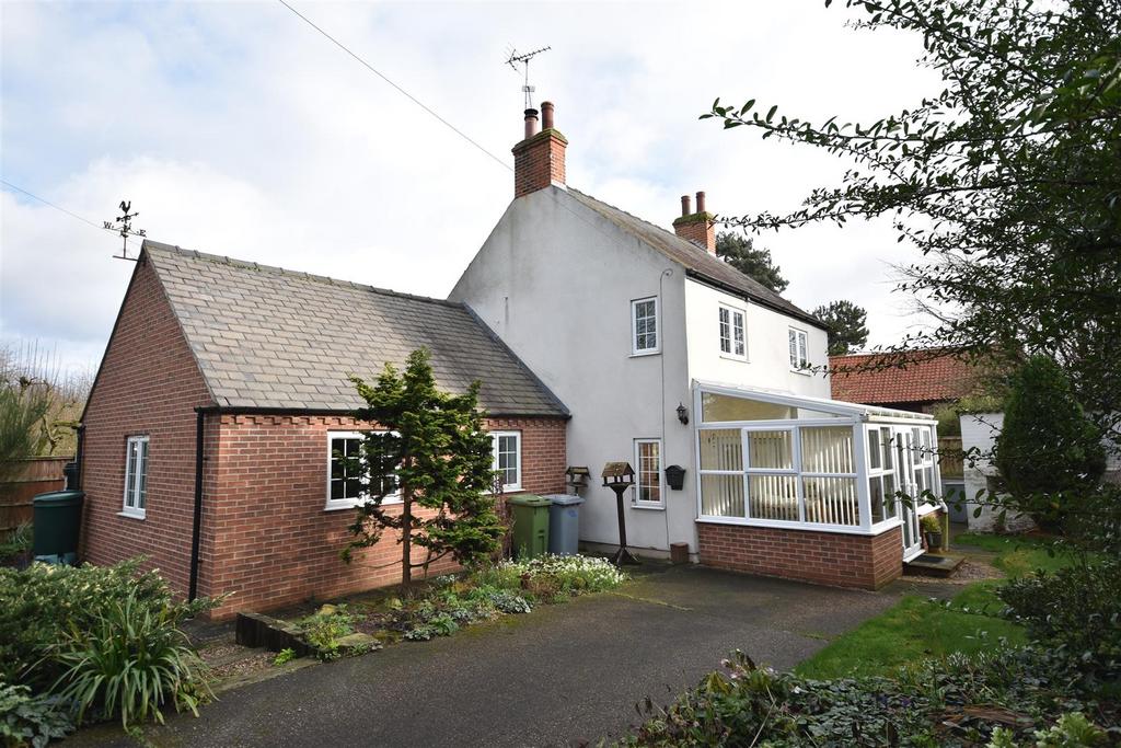 Ferry Lane, Carlton-On-Trent, Newark 3 bed cottage for sale - £370,000