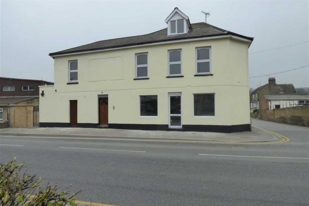 Alma Place, Strood, Rochester 2 bed apartment - £950 pcm (£219 pw)