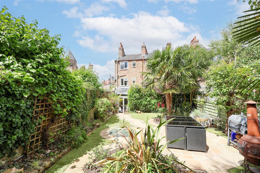 Coltsgate Hill, Ripon 3 bed end of terrace house - £300,000
