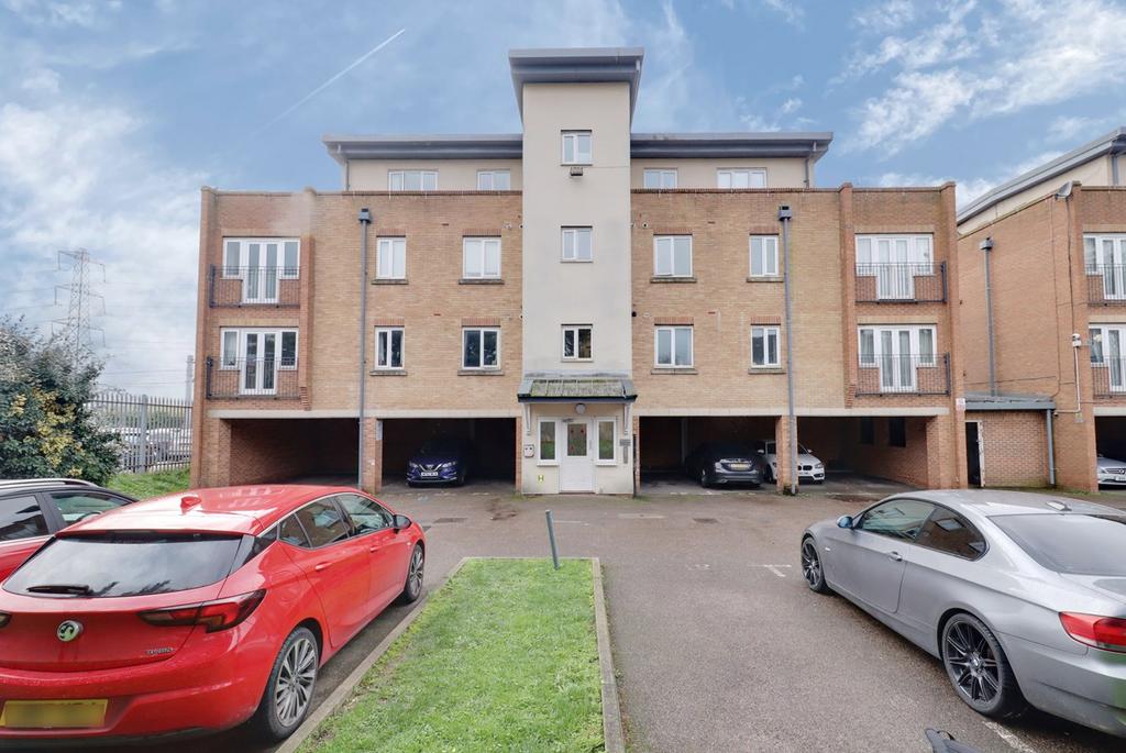 Capstan Drive, Rainham RM13 2 bed flat for sale - £230,000