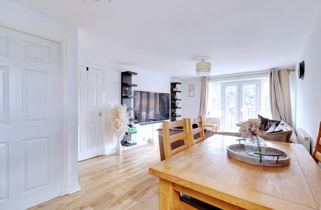 Capstan Drive, Rainham RM13 2 bed flat for sale - £230,000