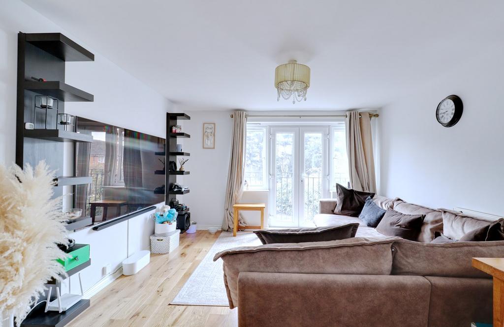 Capstan Drive, Rainham RM13 2 bed flat for sale - £230,000