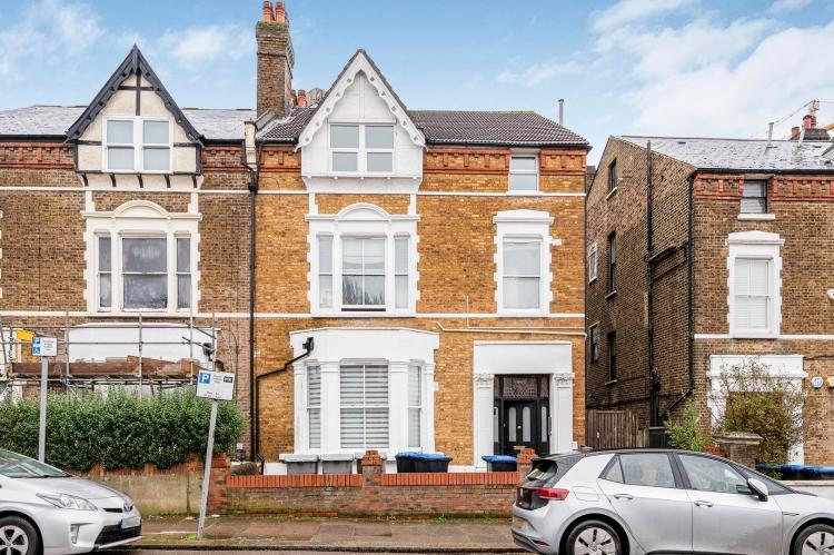 Exeter Road London NW2 Studio - £1,300 pcm (£300 pw)