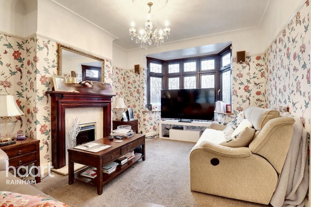 Rainham Road, Rainham, RM13 7QT 3 bed semi-detached house - £425,000