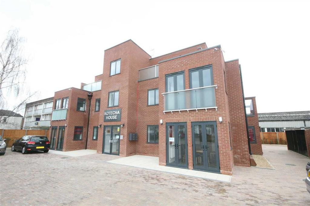 297 Pinner Road, Harrow HA1 2 bed flat - £1,850 pcm (£427 pw)