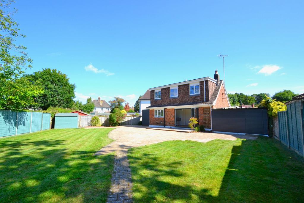Oakfield Close, Haywards Heath RH16 4 bed detached house - £730,000