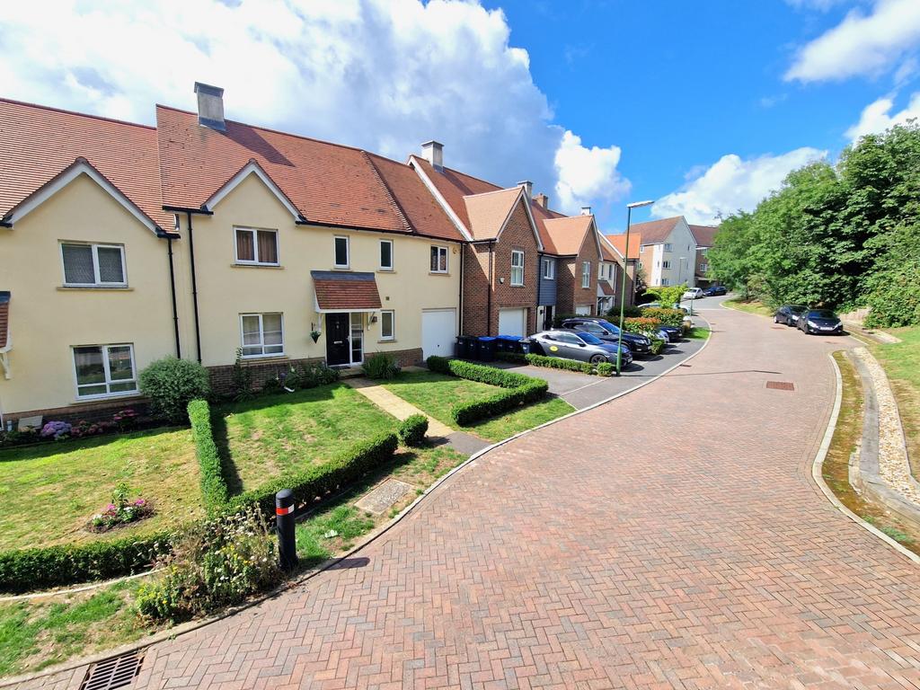 Bowden Way, Haywards Heath RH16 4 bed townhouse - £2,450 pcm (£565 pw)