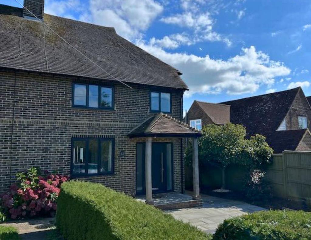 College Road, Ardingly RH17 3 bed semi-detached house - £565,000