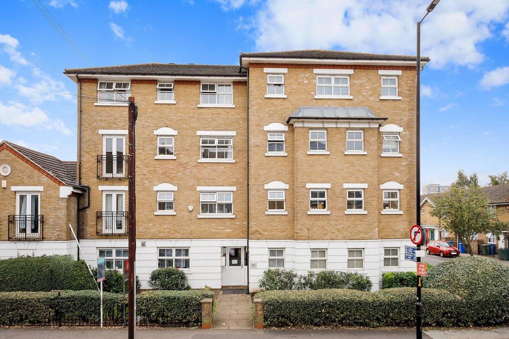 Commercial Way, Peckham, London, SE15 2 bed flat - £350,000