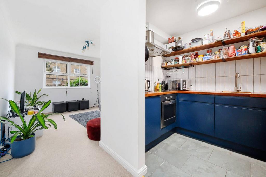 Commercial Way, Peckham, London, SE15 2 bed flat - £350,000