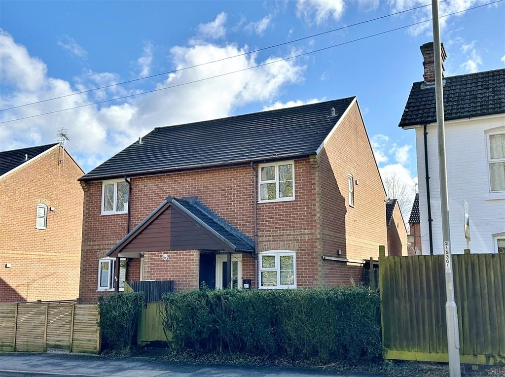 Station Road, Alderholt, Fordingbridge, Hampshire, SP6 2 bed semi ...