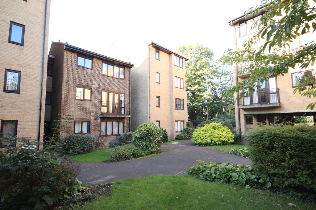 Woking GU22 1 bed flat - £220,000