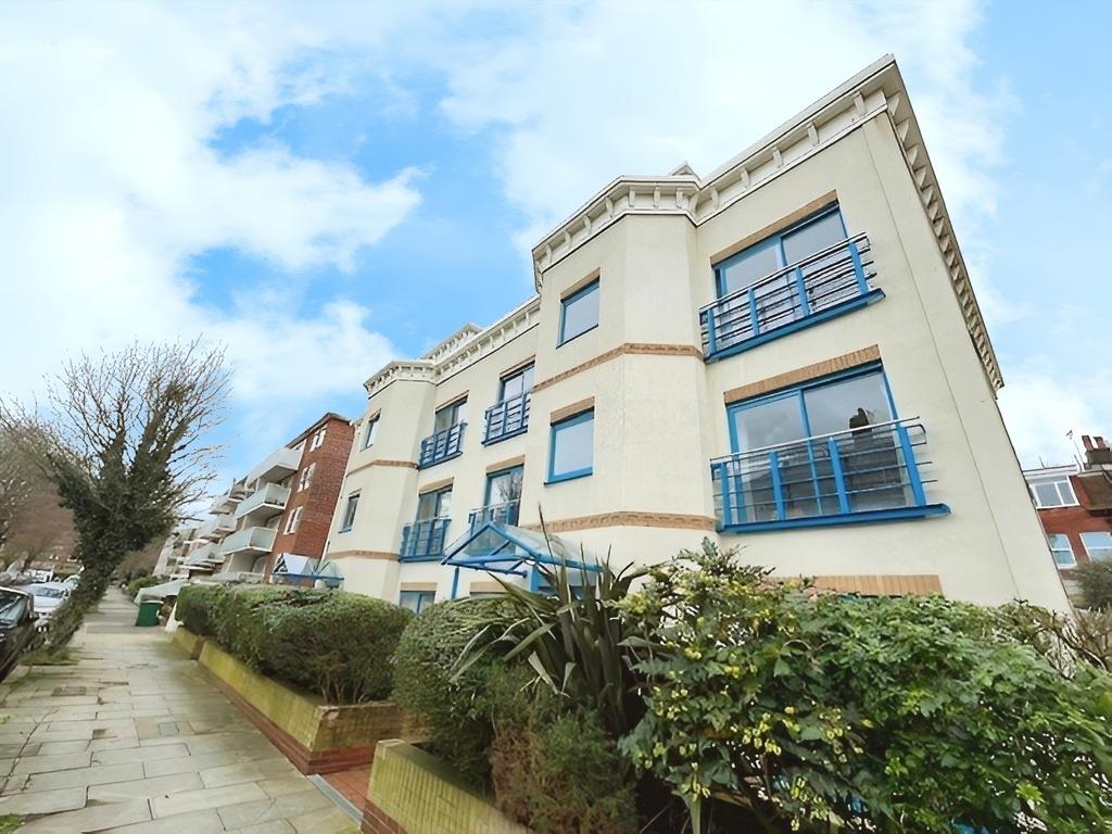 Salisbury Road, Hove 2 bed apartment - £1,450 pcm (£335 pw)