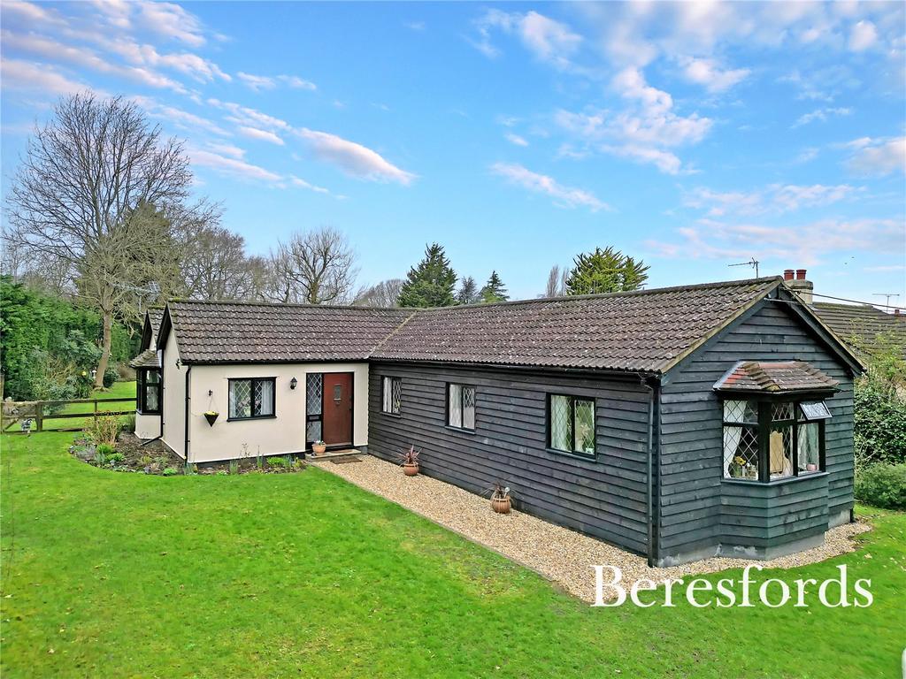 Days Lane, Pilgrims Hatch, CM15 4 bed bungalow for sale - £750,000