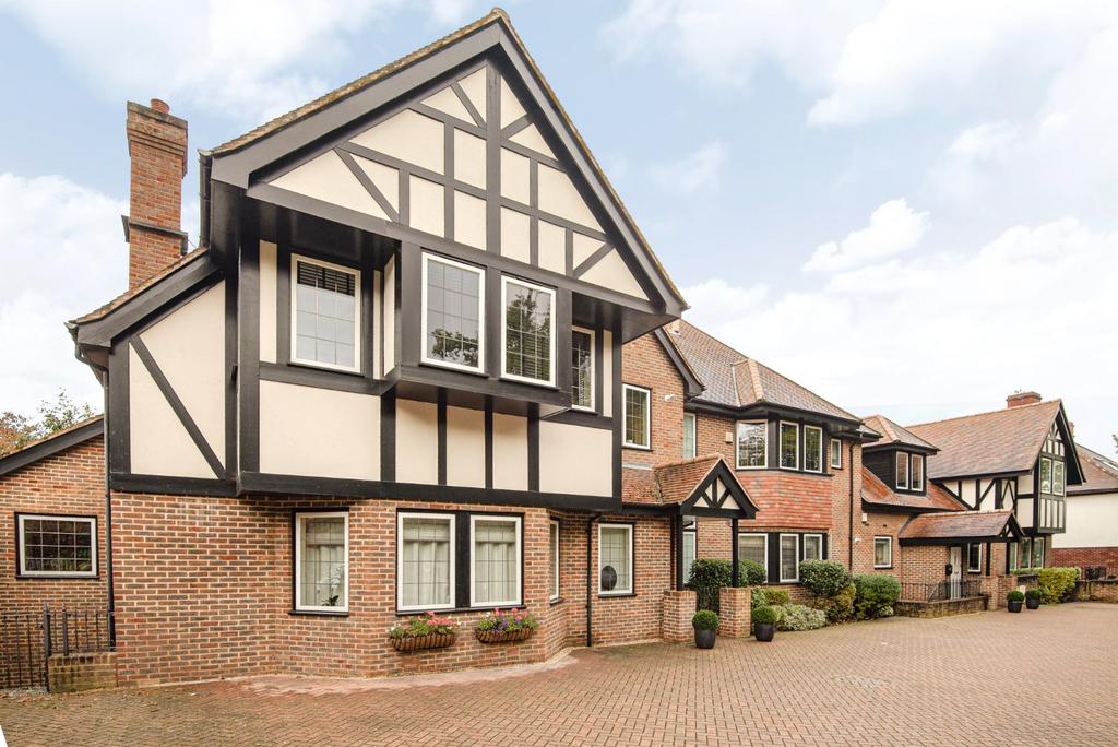 Buckley Court, Cockfosters EN4 2 bed flat - £775,000