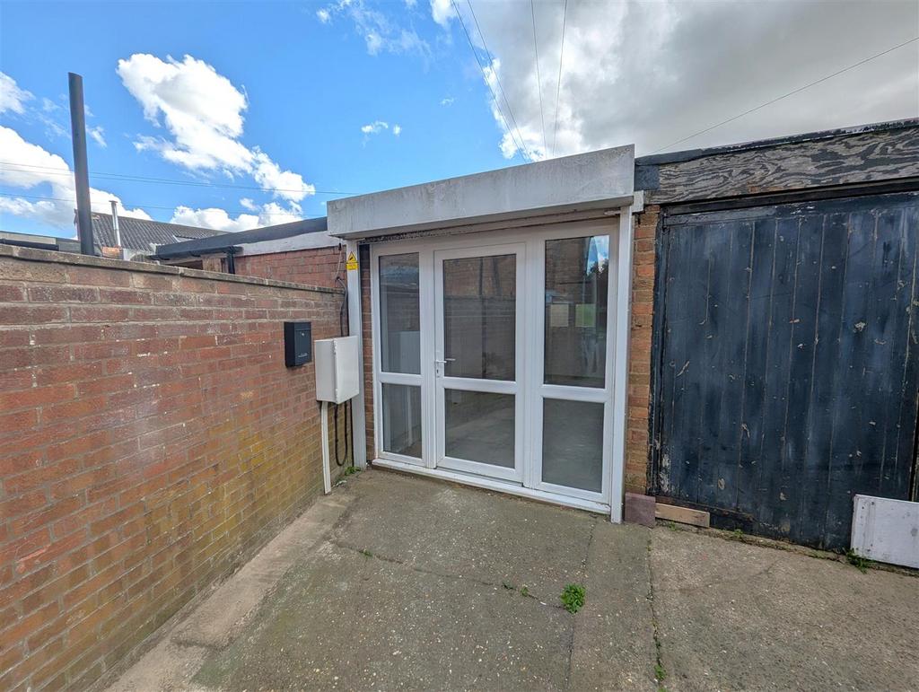 Rockingham Road, Corby NN17 Property for sale - £95,000