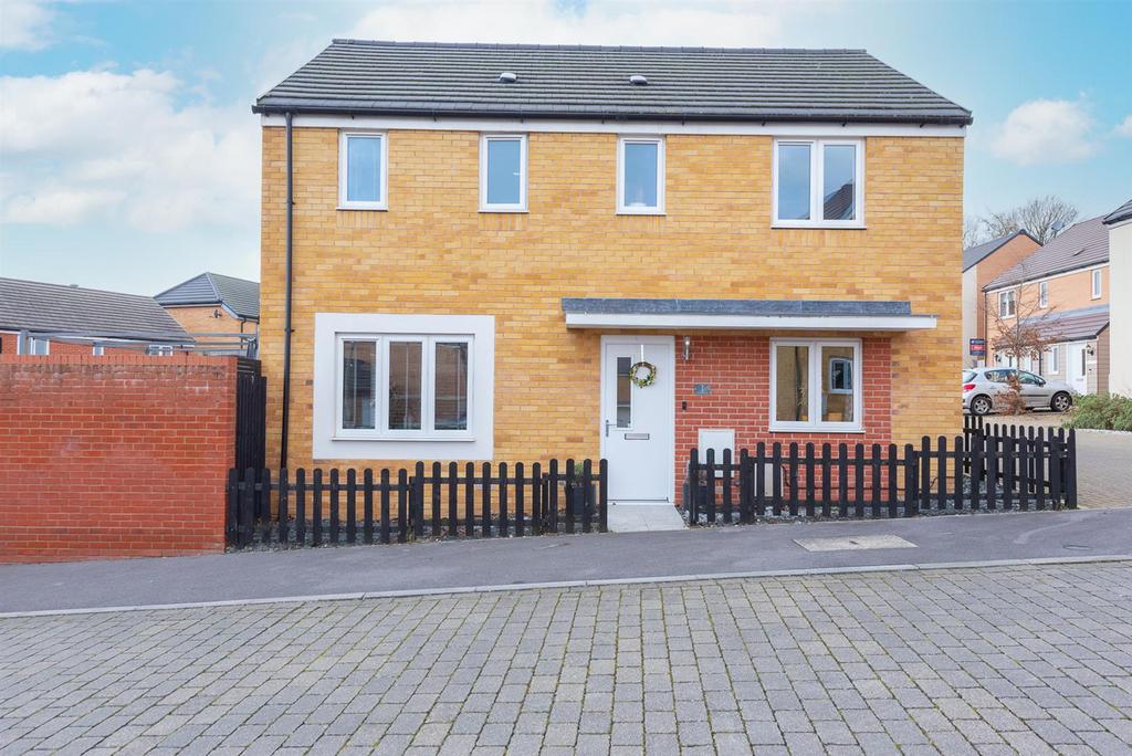 St. Cross Road, Basingstoke RG24 3 bed detached house - £425,000