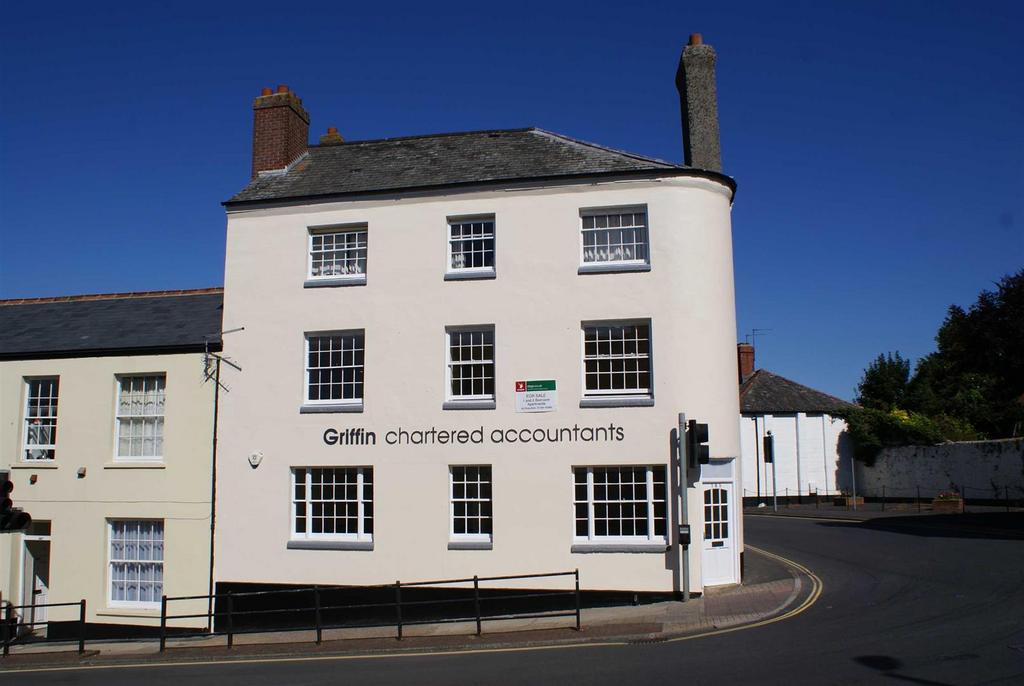 Globe Court 1 bed apartment - £700 pcm (£162 pw)