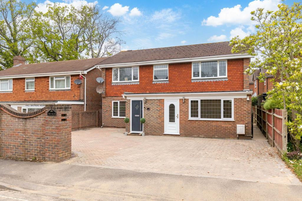 Harewood Close, Crawley RH10 5 bed detached house - £600,000
