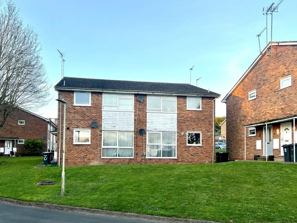 WARE, Ware SG12 2 bed ground floor flat - £260,000