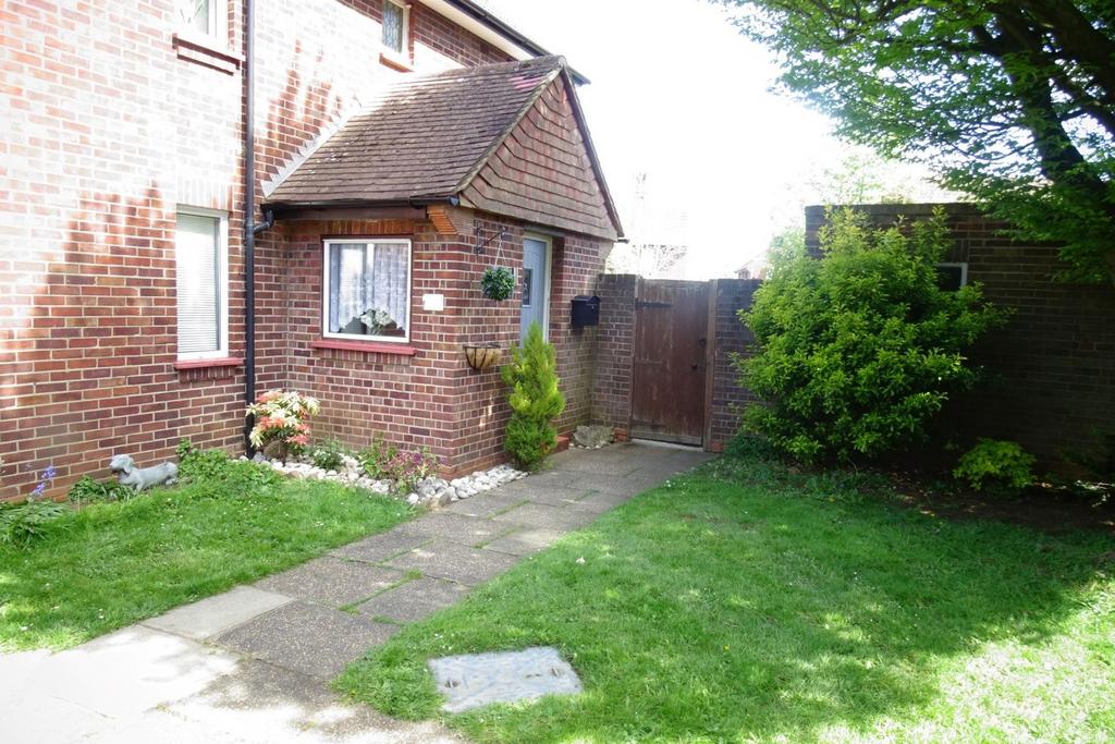Kent Close, Staines-upon-Thames, TW18 2 bed maisonette for sale - £325,000