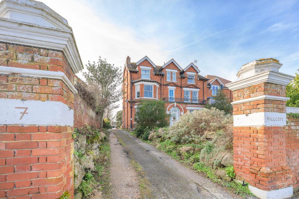 Gunton Cliff, Lowestoft 1 bed flat - £100,000