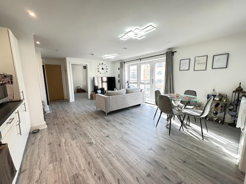 Bluebell Apartments, 2 Birch Road... 2 bed apartment - £1,400 pcm (£323 pw)