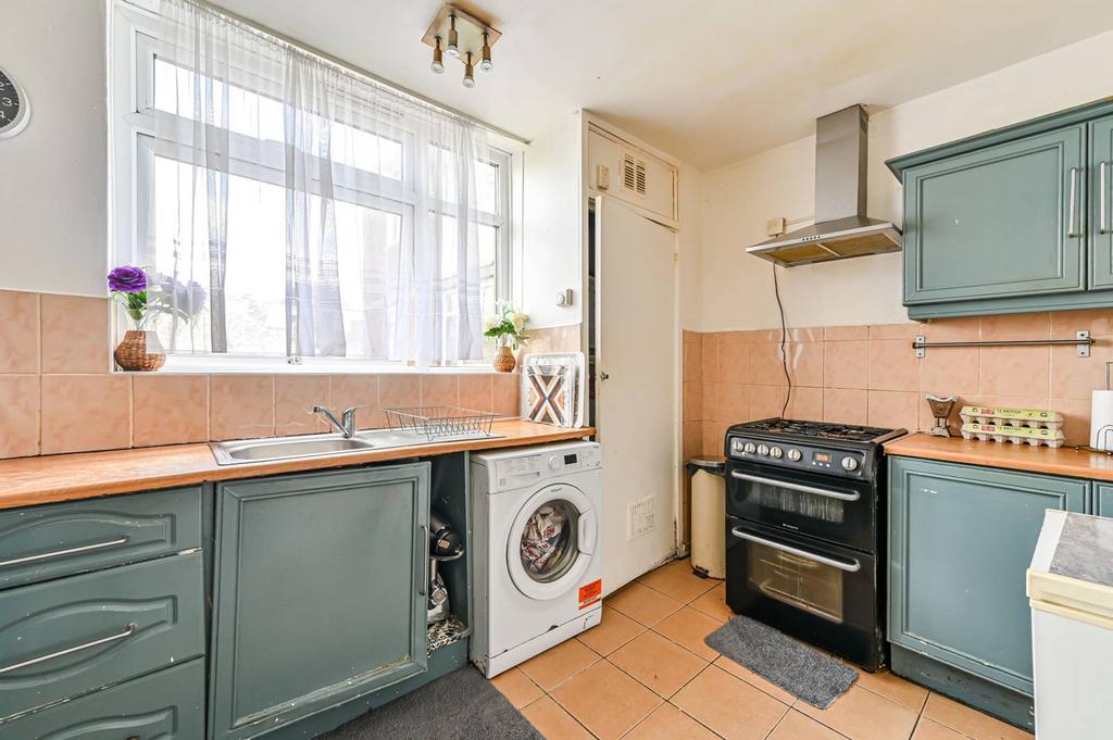 Carminia Road, Heaver Estate, London... 2 bed flat for sale - £450,000