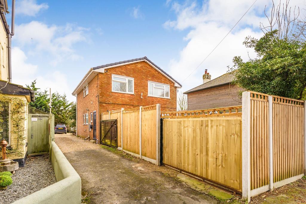 Lyminster Road, Littlehampton 2 bed flat - £1,250 pcm (£288 pw)