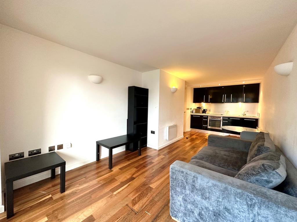Riverside Way, Leeds, West Yorkshire... 2 bed flat - £975 pcm (£225 pw)