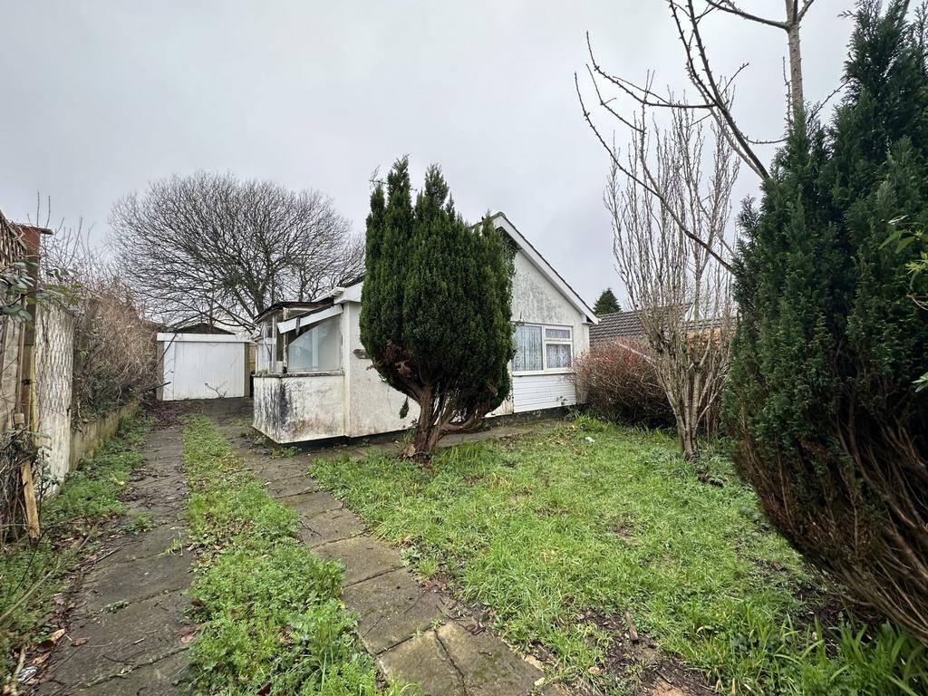 Hill Rise, Kilgetty, Pembrokeshire, SA68 2 bed bungalow - £150,000