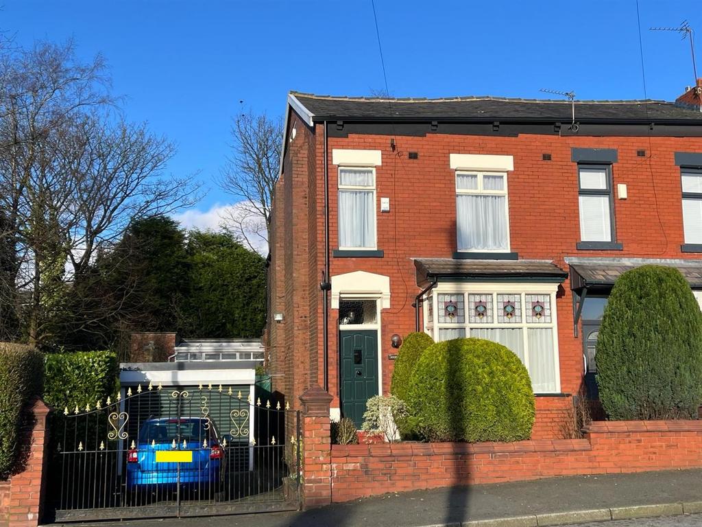 Mottram Road, Stalybridge SK15 3 bed end of terrace house - £365,000
