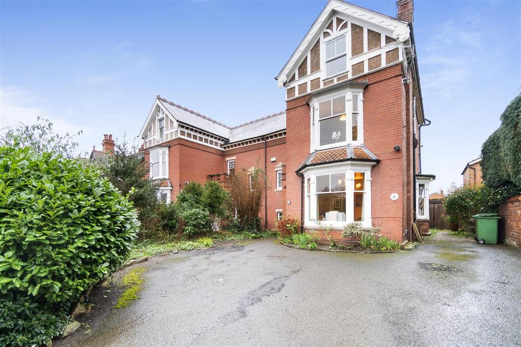 Market Street, Kingswinford, DY6 9LJ 4 bed semi-detached house - £524,000