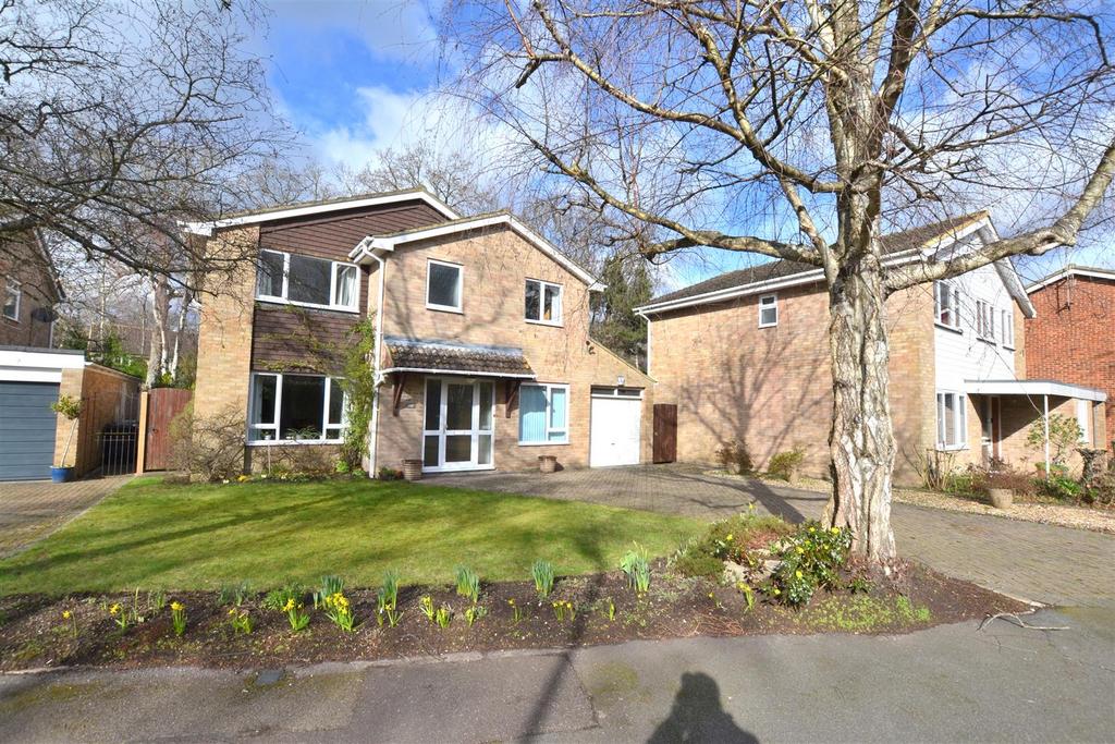Dukes Mead, Fleet GU51 4 bed detached house for sale - £700,000