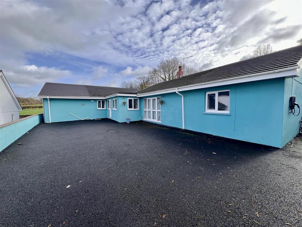 Heol Y Maerdy, Ffairfach, Llandeilo 6 bed detached bungalow for sale ...