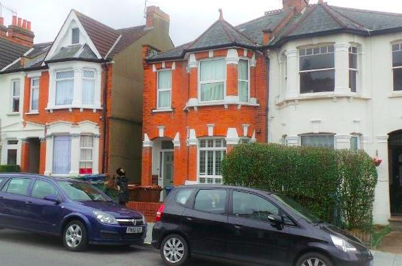 Vaughan Road, Harrow HA1 3 bed flat - £1,900 pcm (£438 pw)