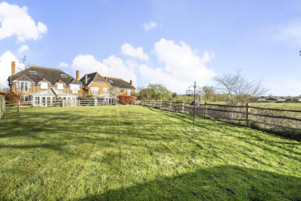 Portsmouth Road, Ripley, GU23 3 bed apartment for sale - £450,000