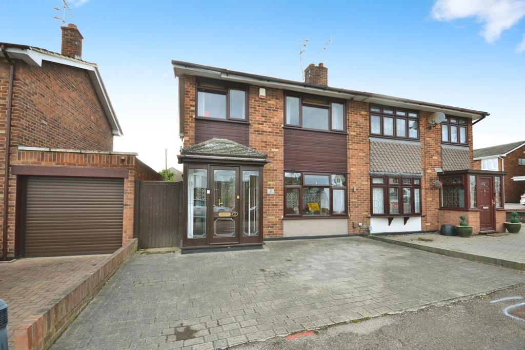 Tyrrells Hall Close, Grays, RM17 3 bed semi-detached house for sale - £ ...