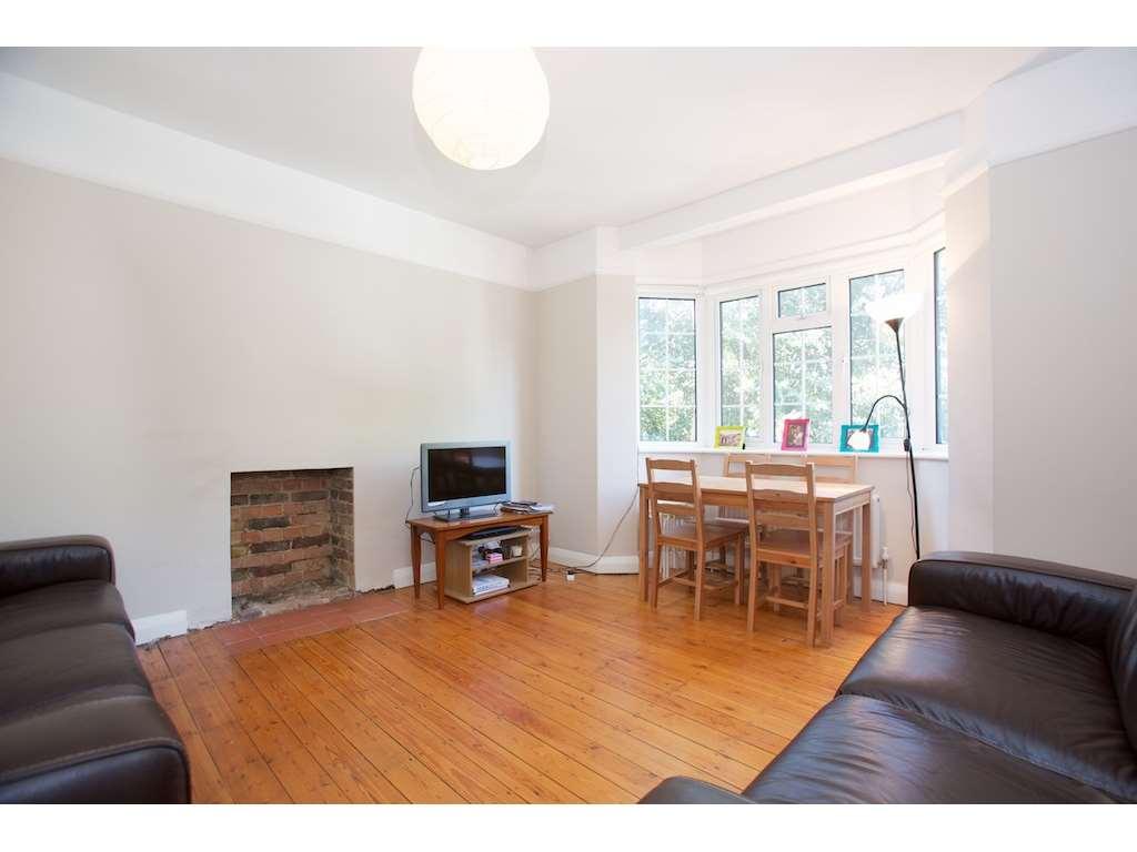 Victoria Rise 2 bed flat - £1,900 pcm (£438 pw)