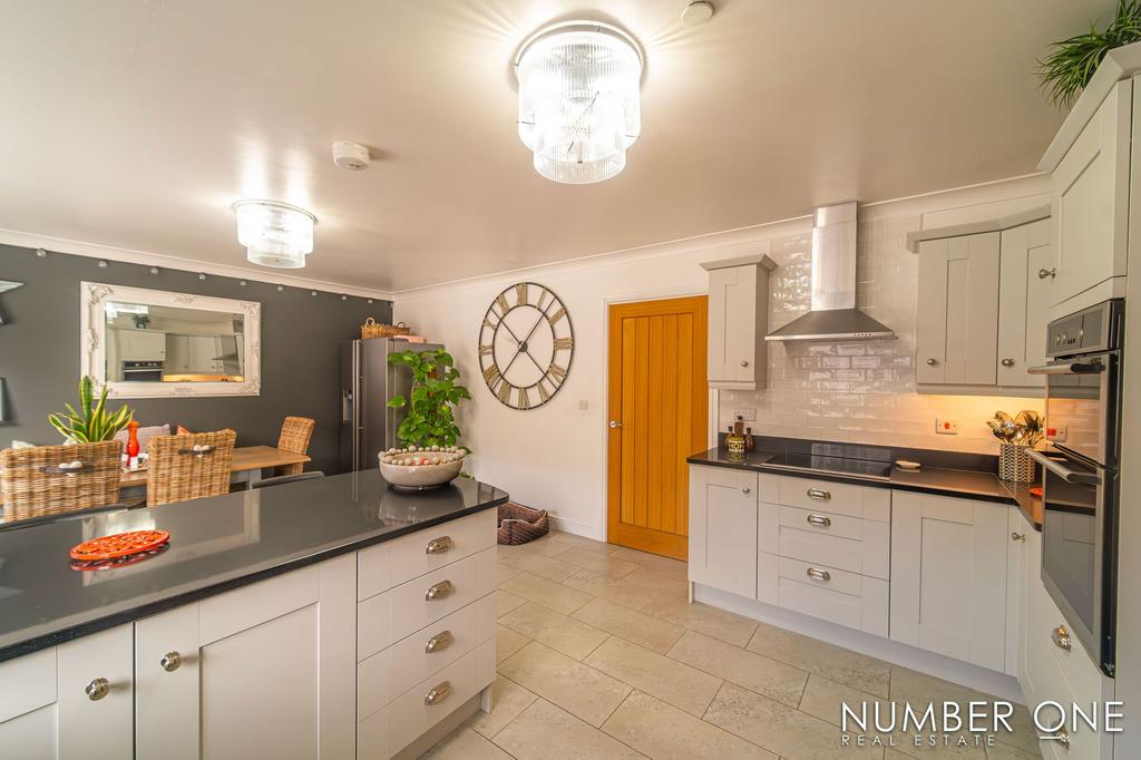 Tadia Way, Caerleon, NP18 4 bed detached house - £430,000