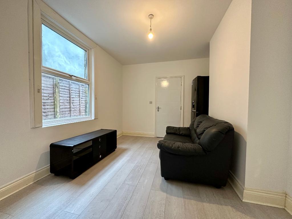 St Leonards Road, Southend on Sea, Essex, SS1 2HG 2 bed flat to rent ...