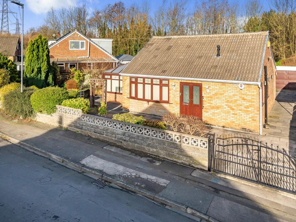 Lingwell Gate Crescent, Wakefield... 3 bed bungalow - £300,000