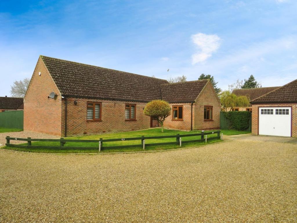 Gordon Fuller Close, Thetford IP26 3 bed detached bungalow - £375,000