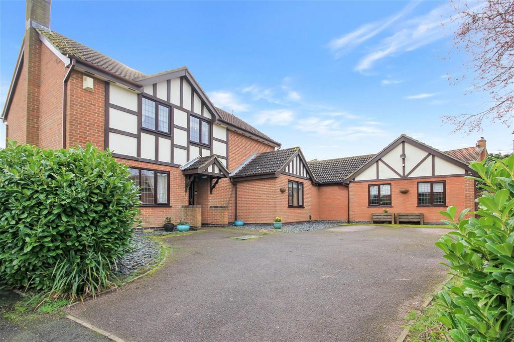 Tintagel Close, Rushden NN10 4 bed detached house - £500,000