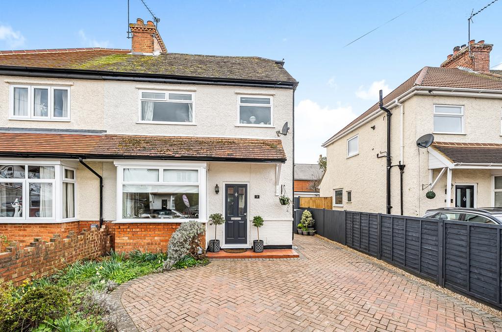 Martin Road, Guildford, Surrey, GU2 4 bed semi-detached house - £550,000